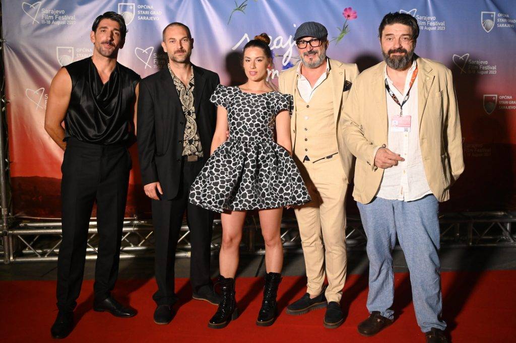 Goran Navojec na crvenom tepihu premijere filma 'Smrt djevojčice sa ...